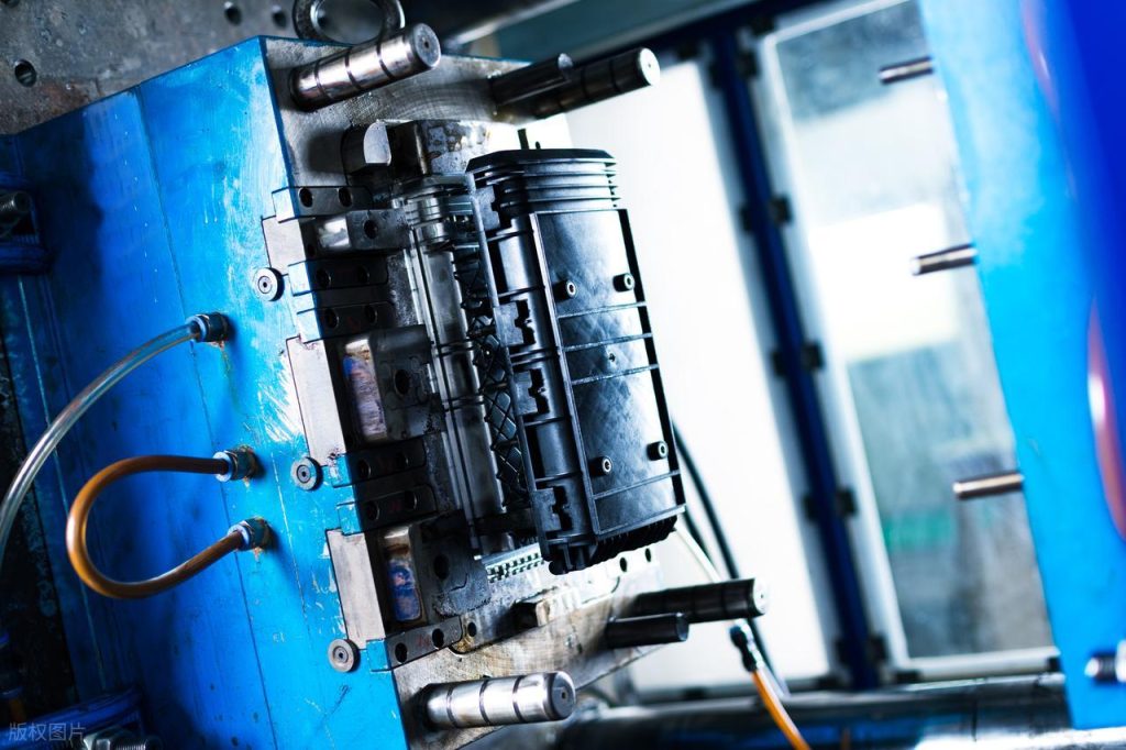 Low-Pressure Injection Molding Process Explained - Noble